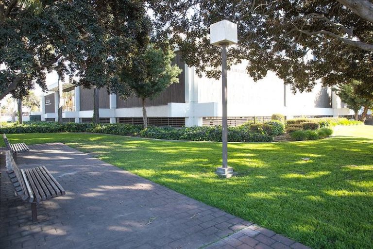 compton-library - WE LIKE L.A.